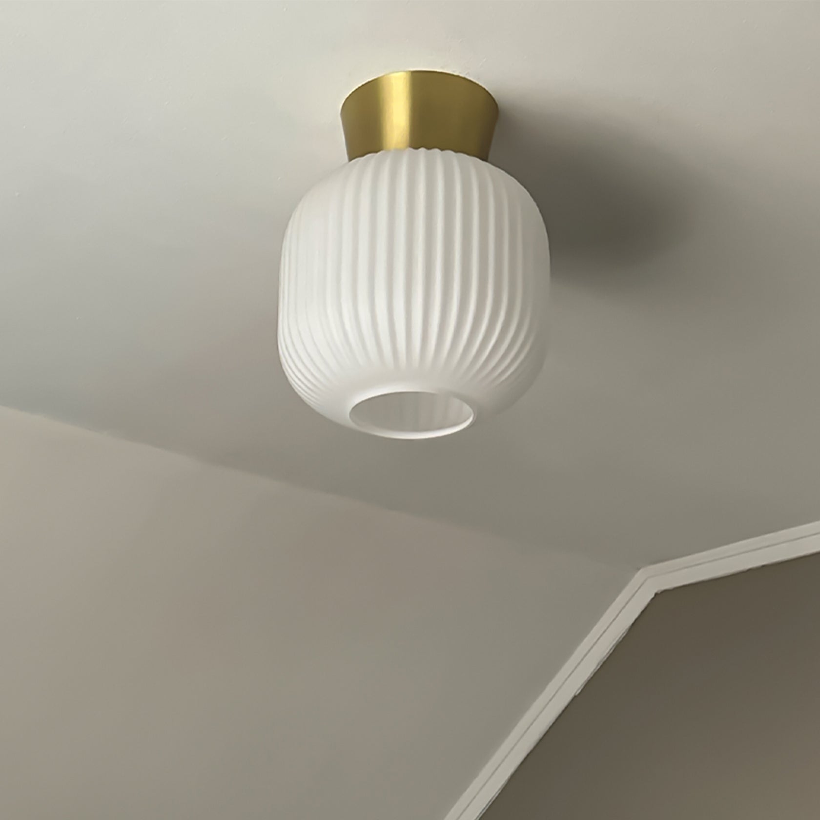 Vanja taklampe plafond Ø20cm messing opal glass E27 | Aneta Lampemagasinet